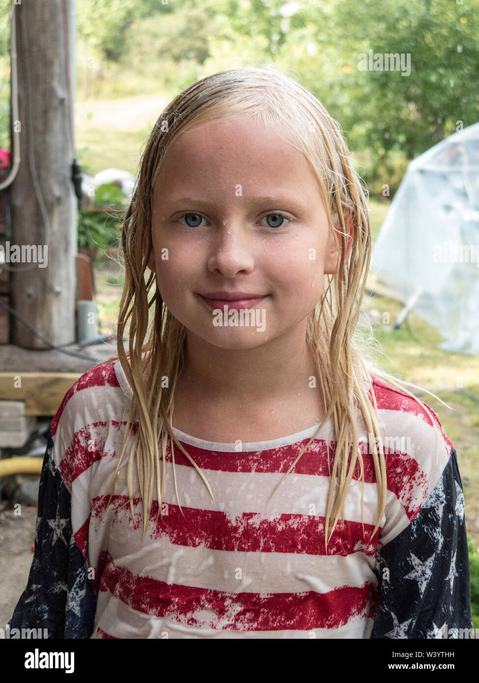 Una niña de nueve años después de la lluvia Fotografía de stock - Alamy Una niña de nueve años después de la lluvia Fotografía de stock - Alamy
