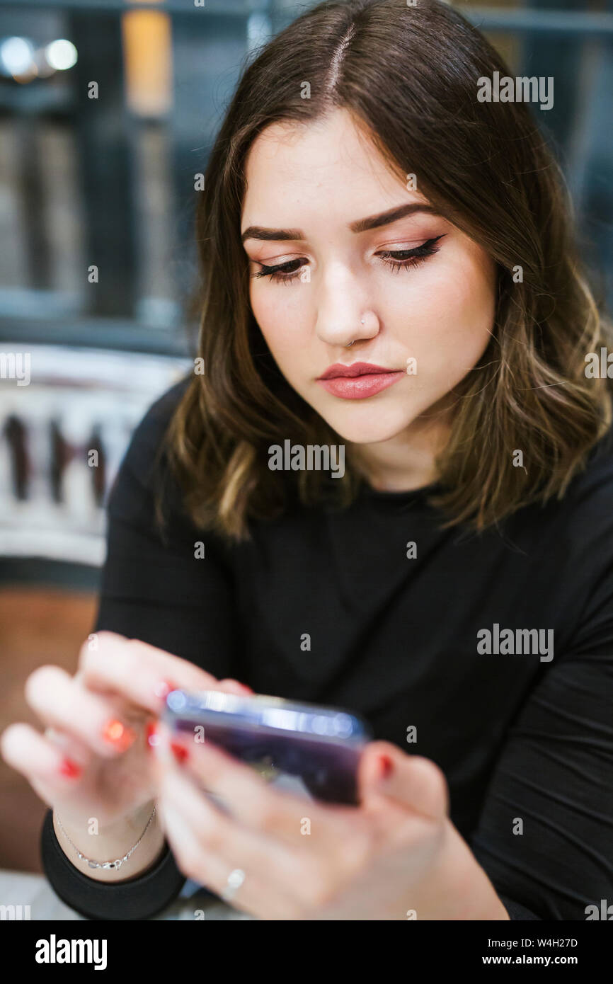 Mujer Con Celular Fotos E Imágenes De Stock Alamy
