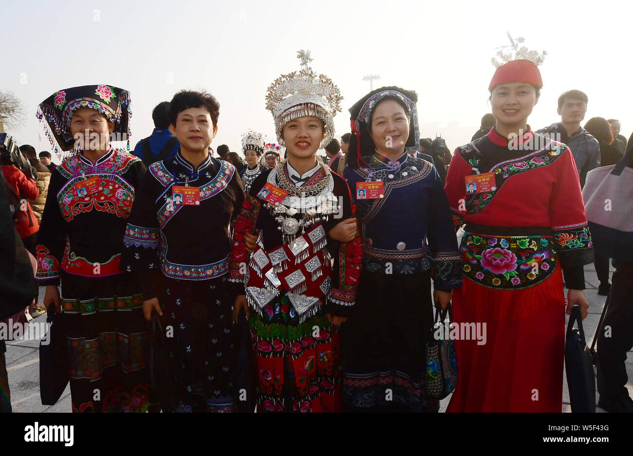 Las minorías étnicas chinas diputados headwears ataviados con sus ...