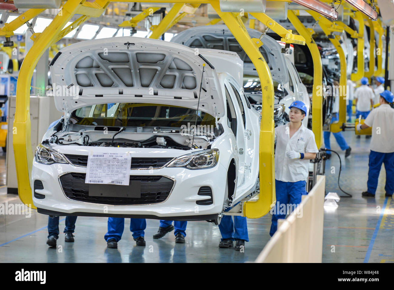 Los trabajadores chinos montar Chevrolet coches en la línea de ...