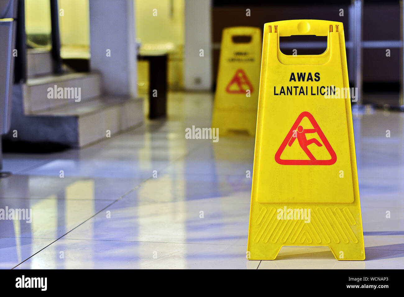 Suelo resbaladizo fotografías e imágenes de alta resolución - Alamy