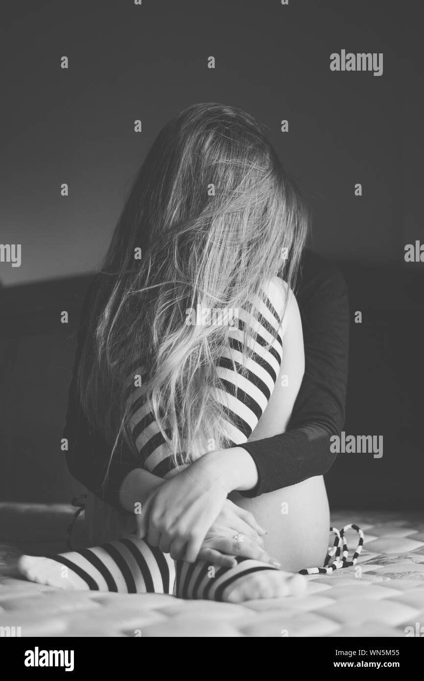 Mujer En La Cama Abrazando Las Rodillas Imágenes De Stock En Blanco Y