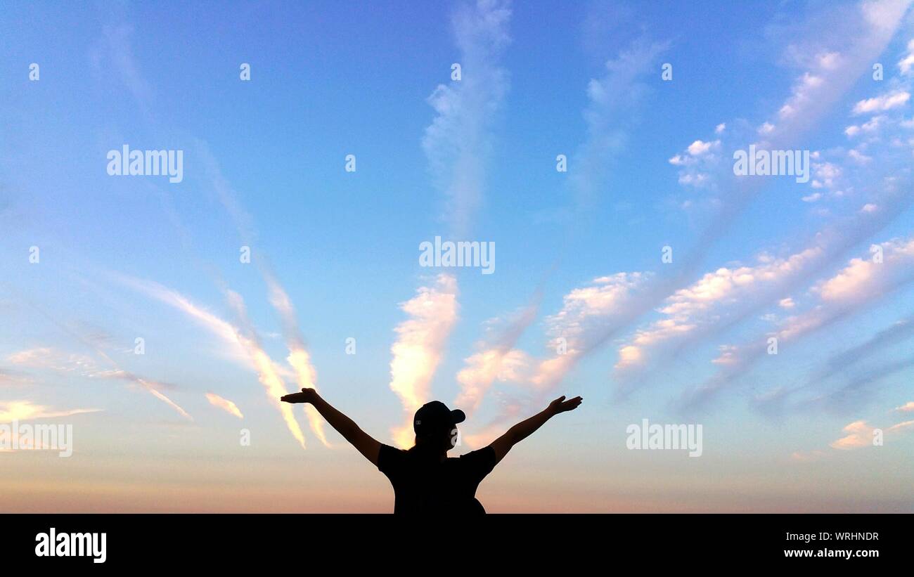 Silueta De Brazos Extendidos