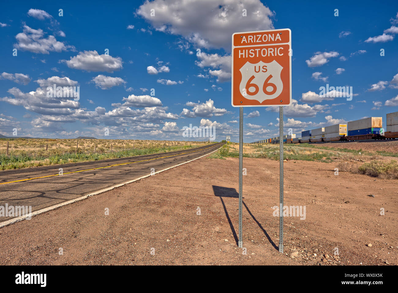 Señal de carretera marcando la histórica Ruta 66, al este de Seligman ... Señal de carretera marcando la histórica Ruta 66, al este de Seligman ...