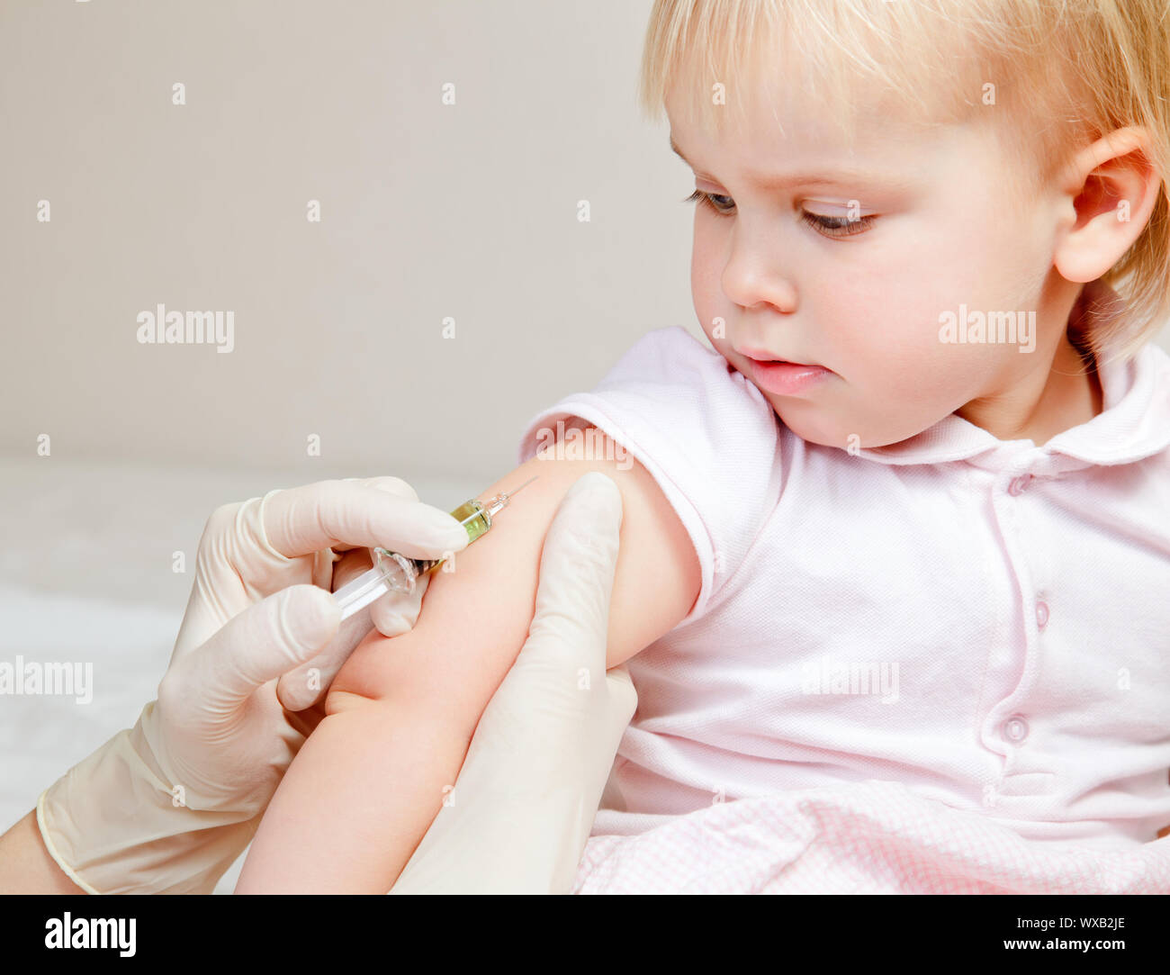 Doctor Dándole A Un Niño Una Inyección Intramuscular En El Brazo Fotografía De Stock Alamy