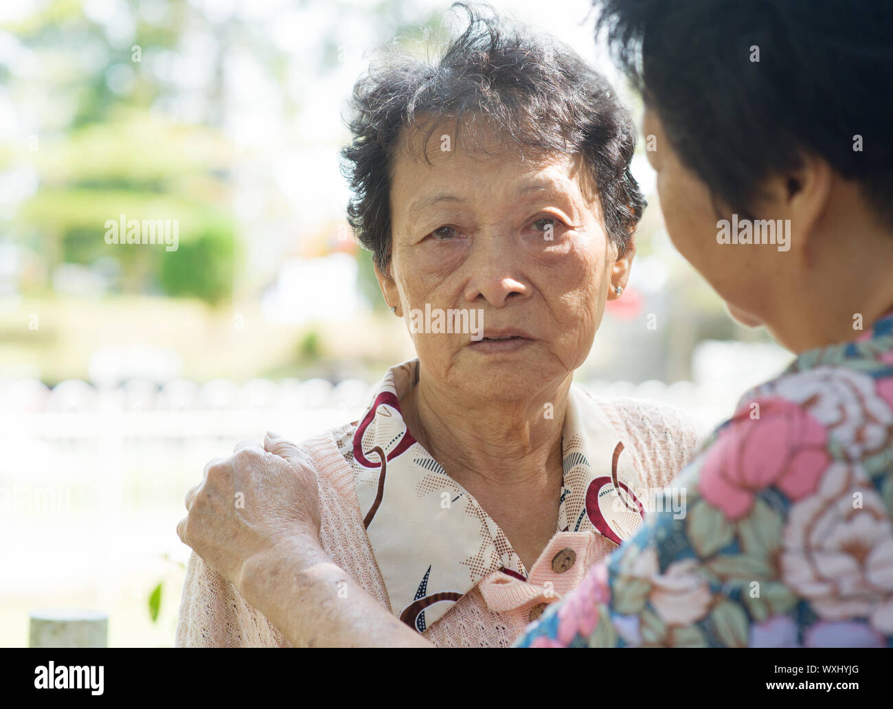 Consolando A Un Enfermo Fotografías E Imágenes De Alta Resolución Alamy