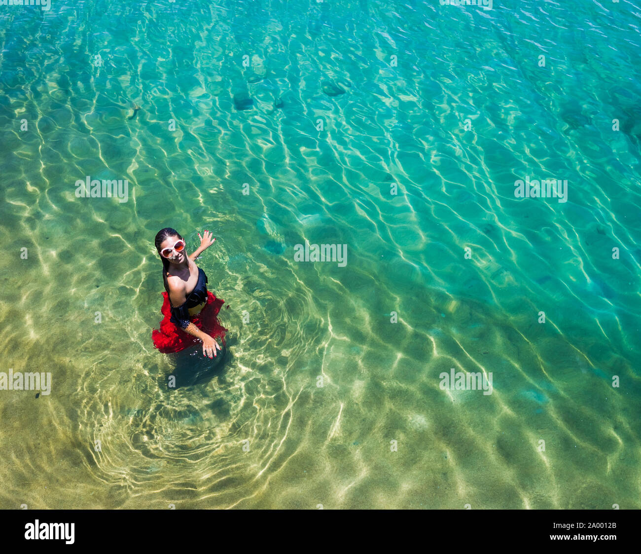 Belle femme qui danse dans la nature Banque de photographies et d ...
