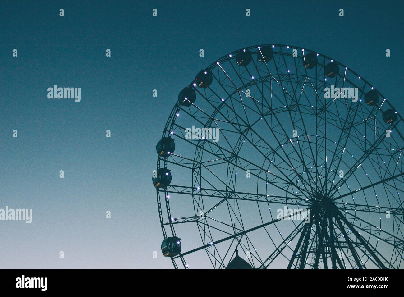 Les feux lumineux sur la grande roue, resort, vie nocturne, ciel ...