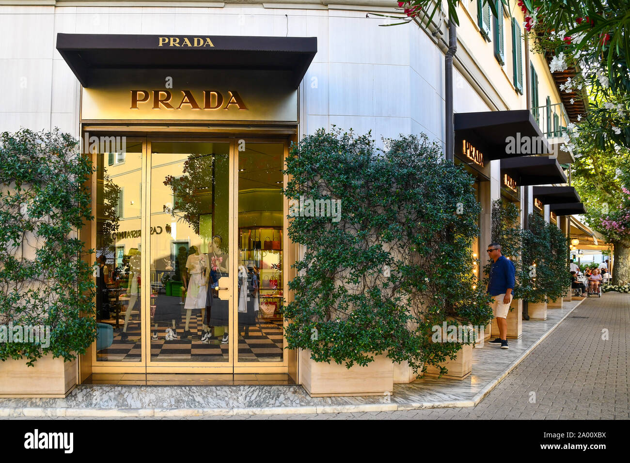 Prada boutique Banque de photographies et d’images à haute résolution ...