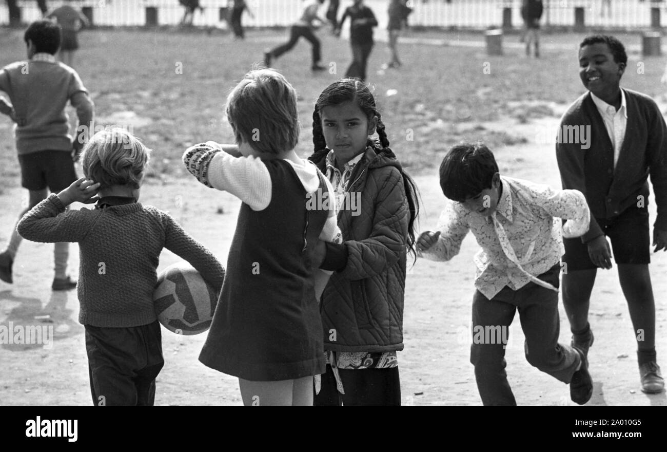 Niños jugando en la escuela Banque d'images noir et blanc - Alamy