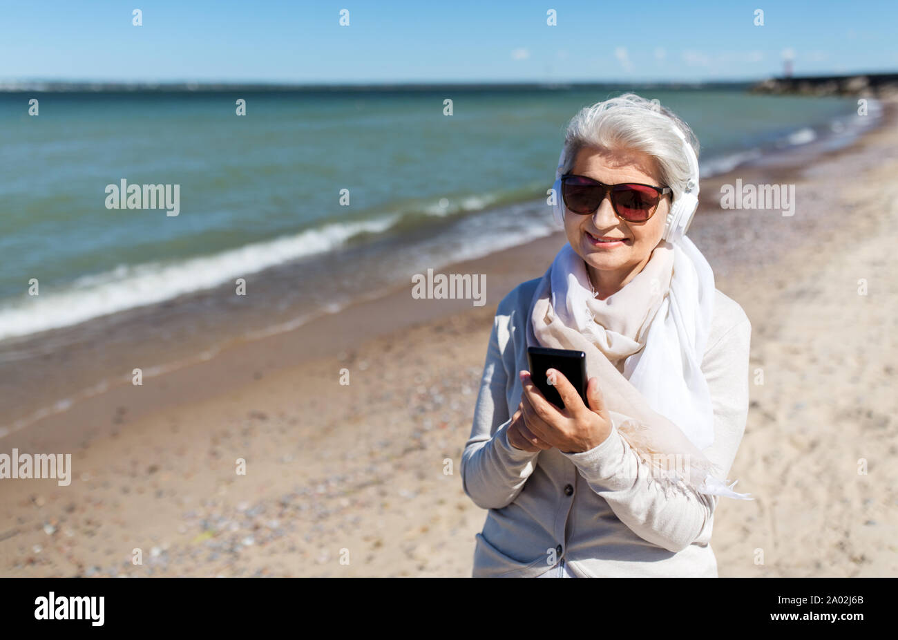 Old granny beach Banque de photographies et d’images à haute résolution - Alamy