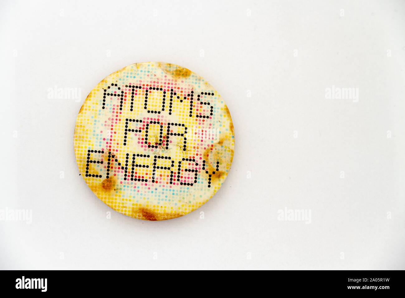 L'énergie des atomes pour 'bouton' insigne produit par la British ...