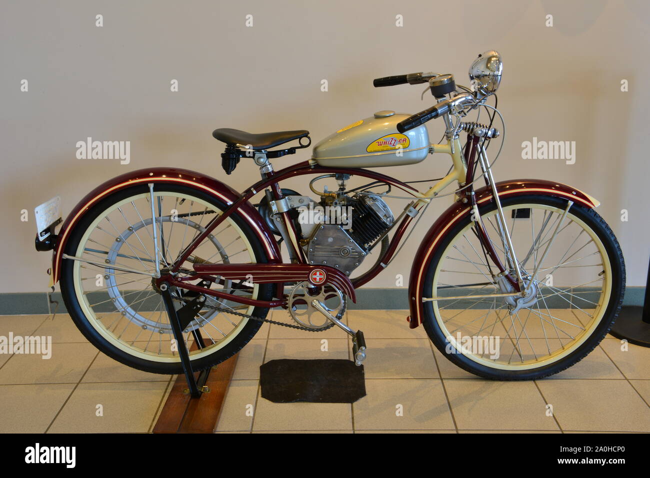 Un vélo motorisé whizzer Photo Stock - Alamy