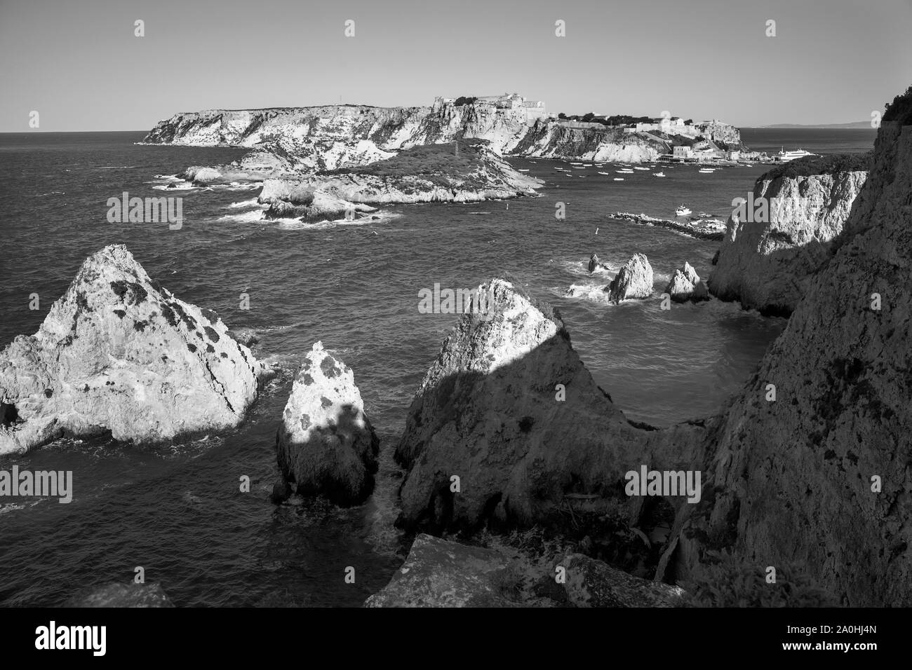 Moine a la plage Banque d'images noir et blanc - Alamy