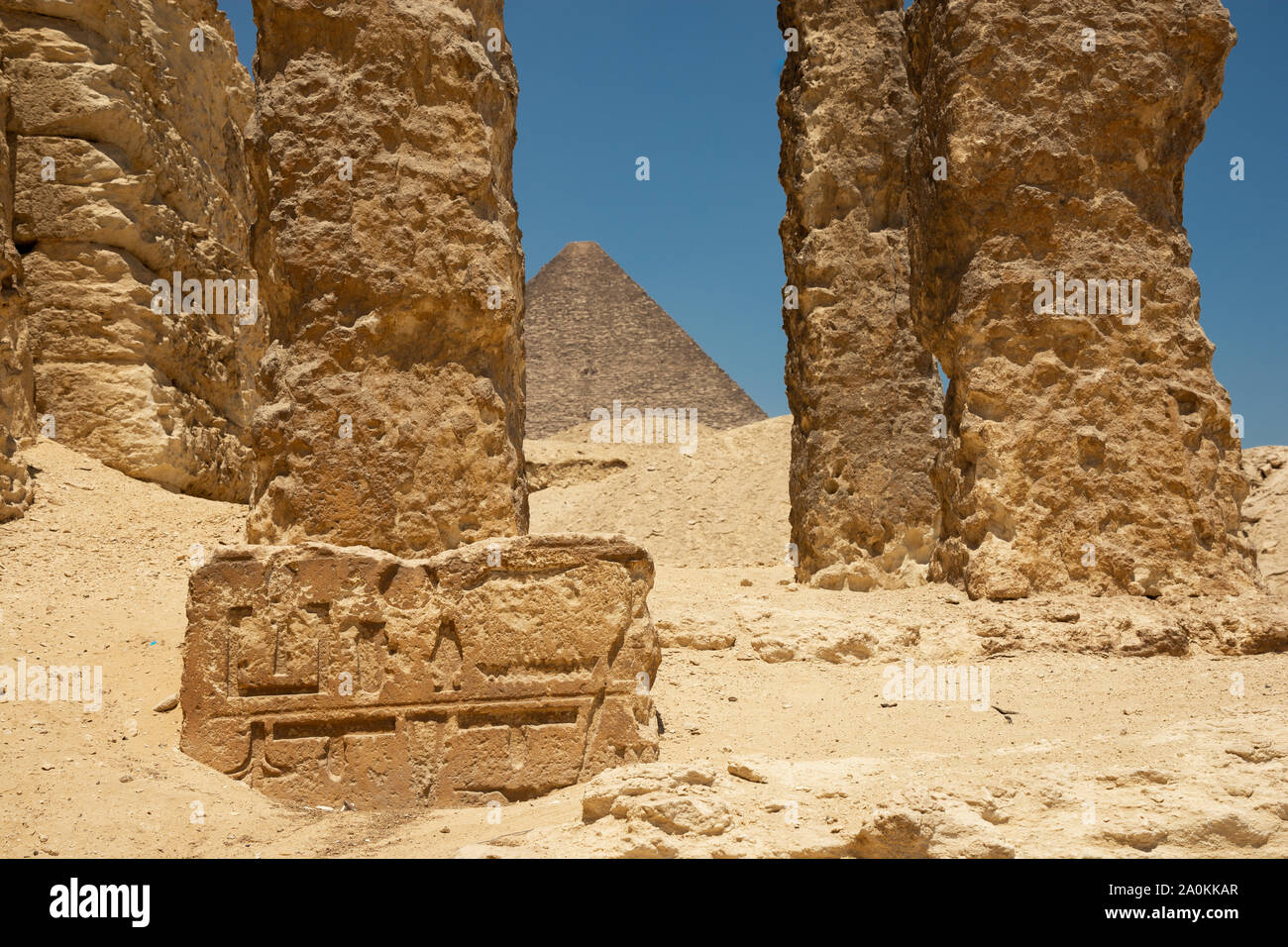 Pyramide de Kheops est vu de ruines antiques. Piliers en pierre et avec ...