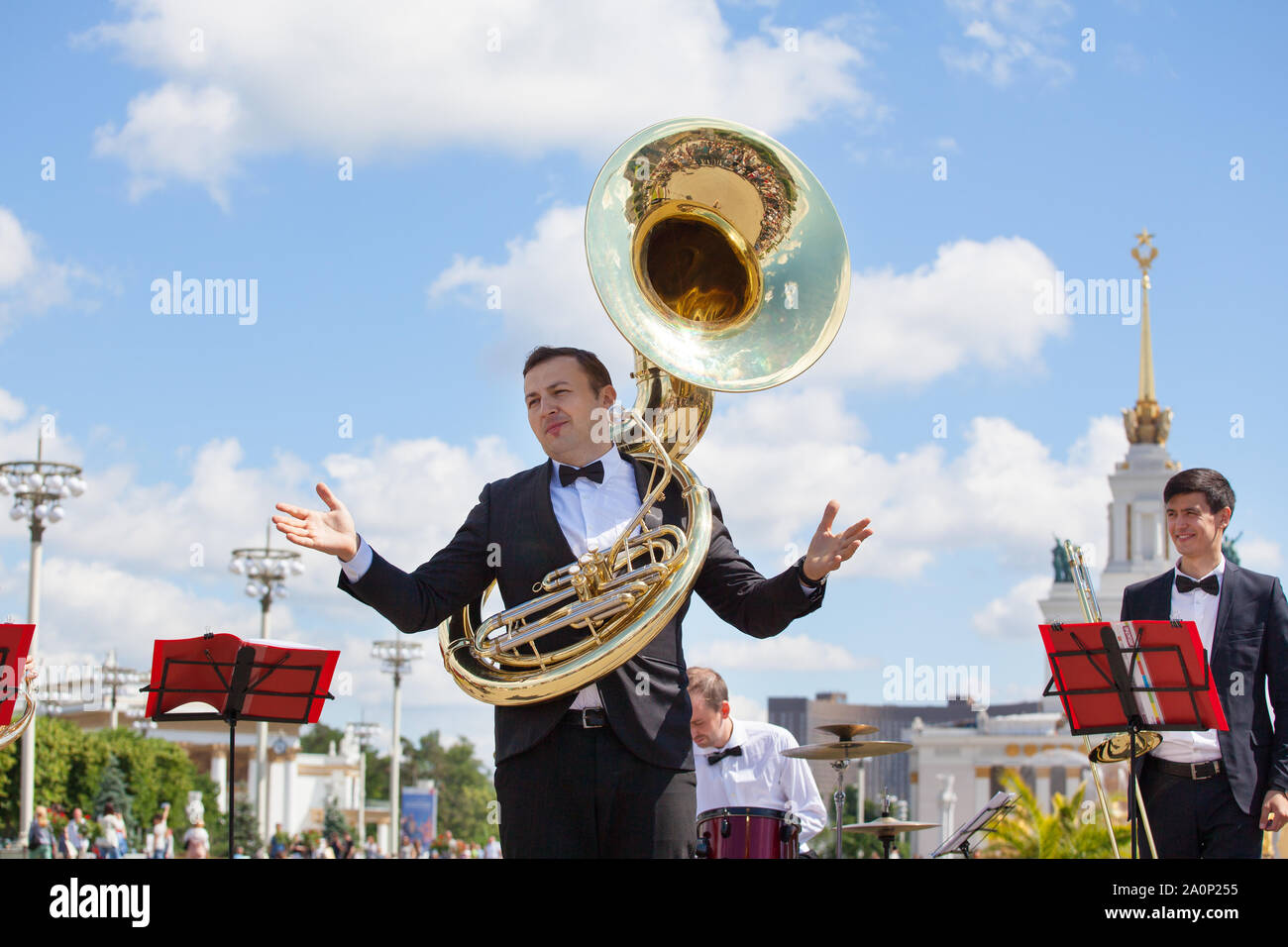 Le groupe de tubes homme bleu Banque d'image et photos - Alamy
