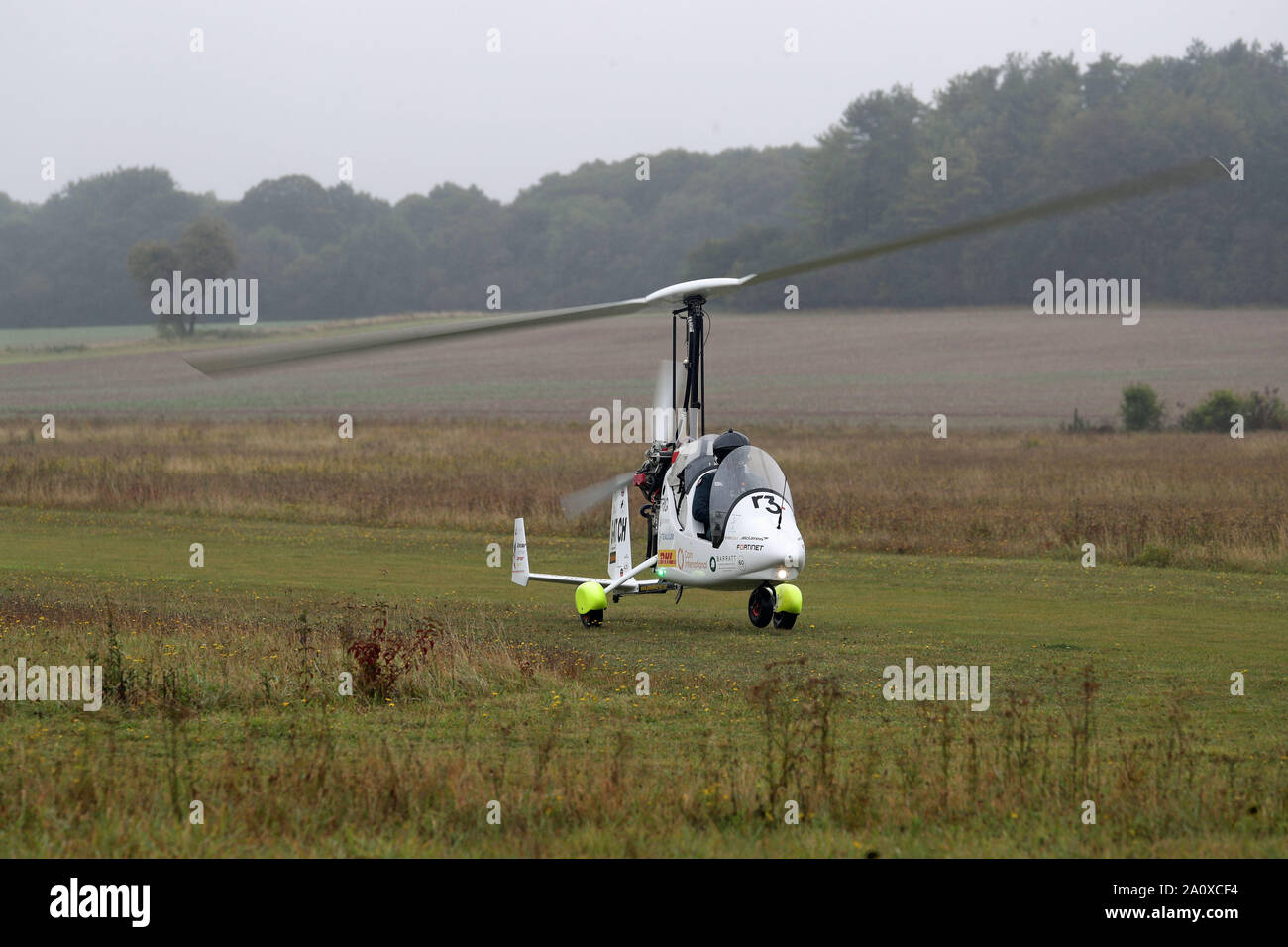 James Ketchell arrive en terre à l'Aérodrome de Popham dans Hampshire ...