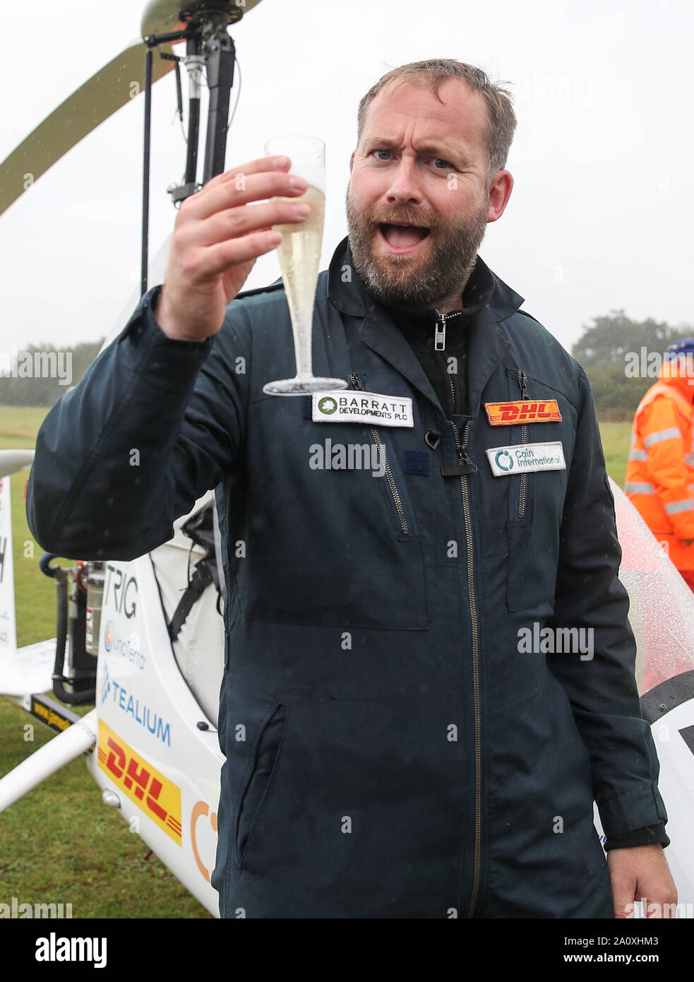 L'aventurier britannique James Ketchell célèbre avec un verre de ...