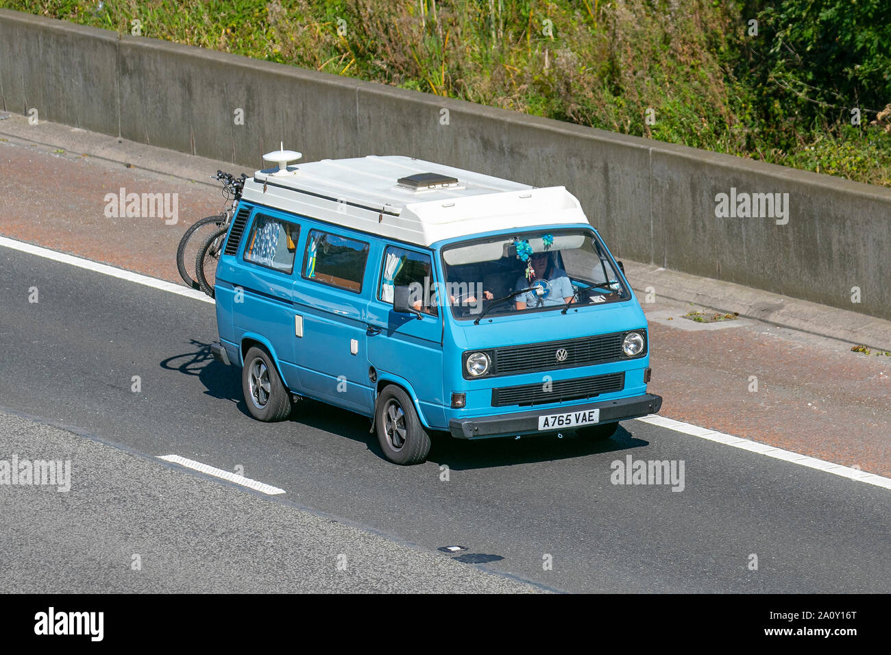 1984 80s bleu blanc VW Volkswagen Caravelle 78Ps ; circulation ...