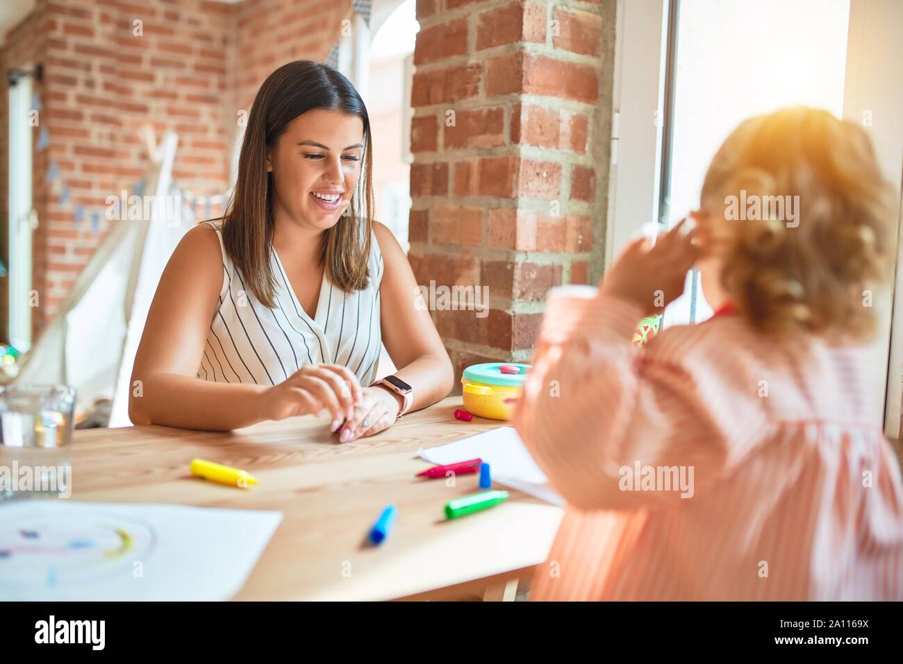 Belle blonde et enseignant student girl wearing school uniform dessin ...