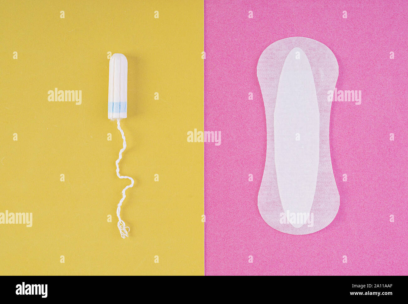 Femme choisissant des produits sanitaires Banque de photographies et d ...