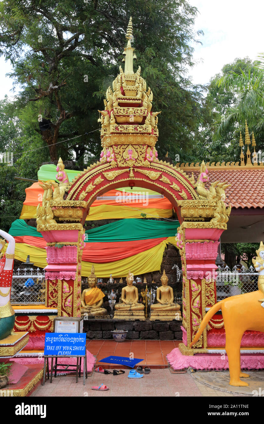 Stupa en latérite. Vestige Khmer. Ruine. Vat Simuong. Wat Si Muang. Vientiane. Le Laos. La ...