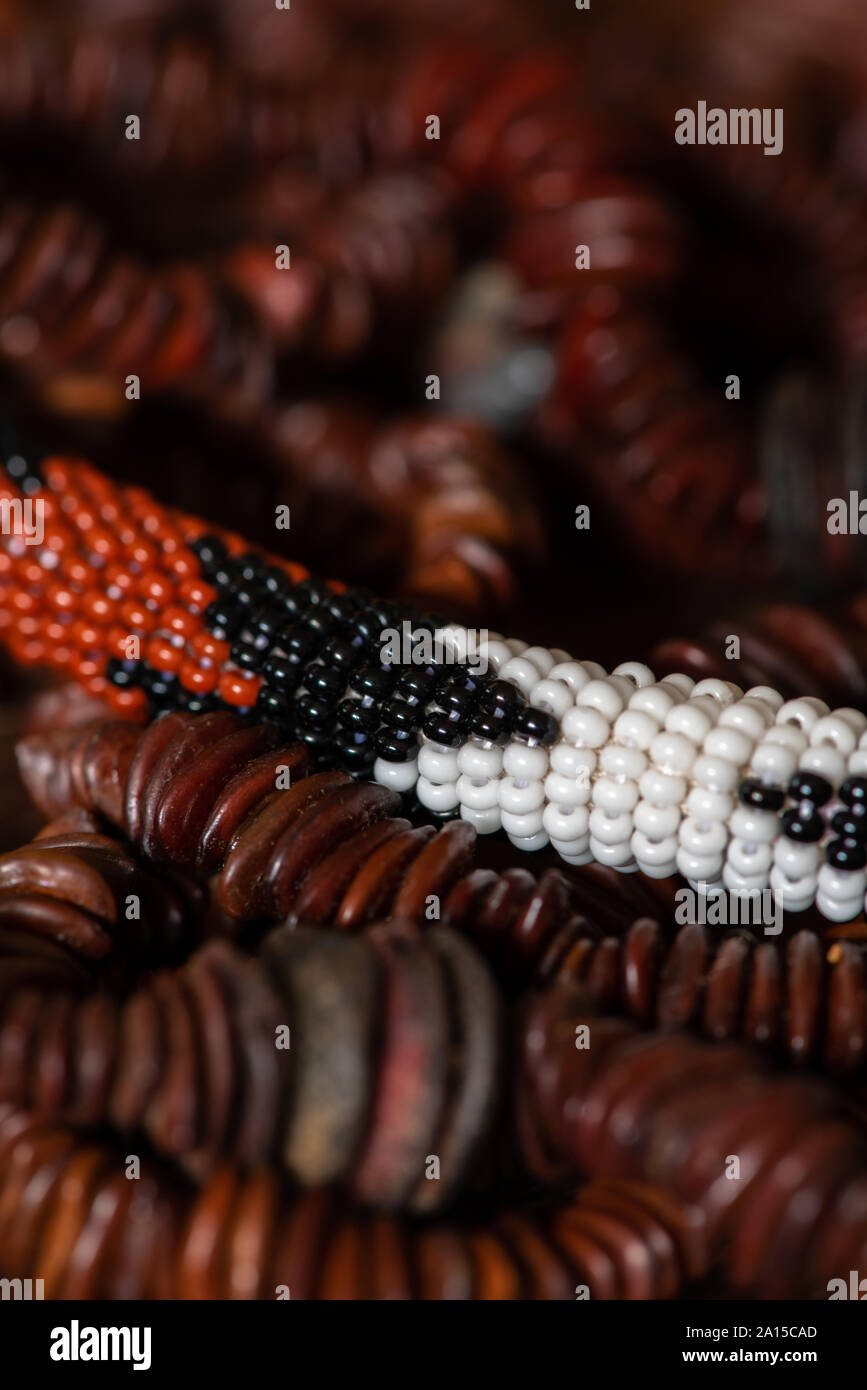 Un close-up shot of African beads le Tamara drewe détails étonnants ...