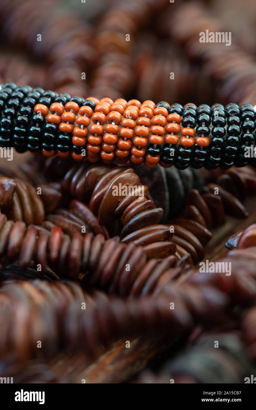 Un close-up shot of African beads le Tamara drewe détails étonnants ...