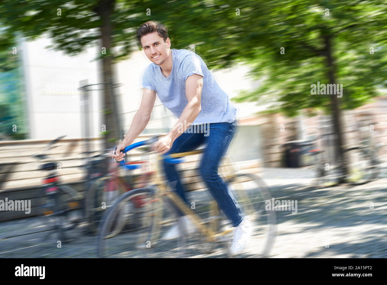 Man riding racing bicycle cycle Banque de photographies et d’images à ...