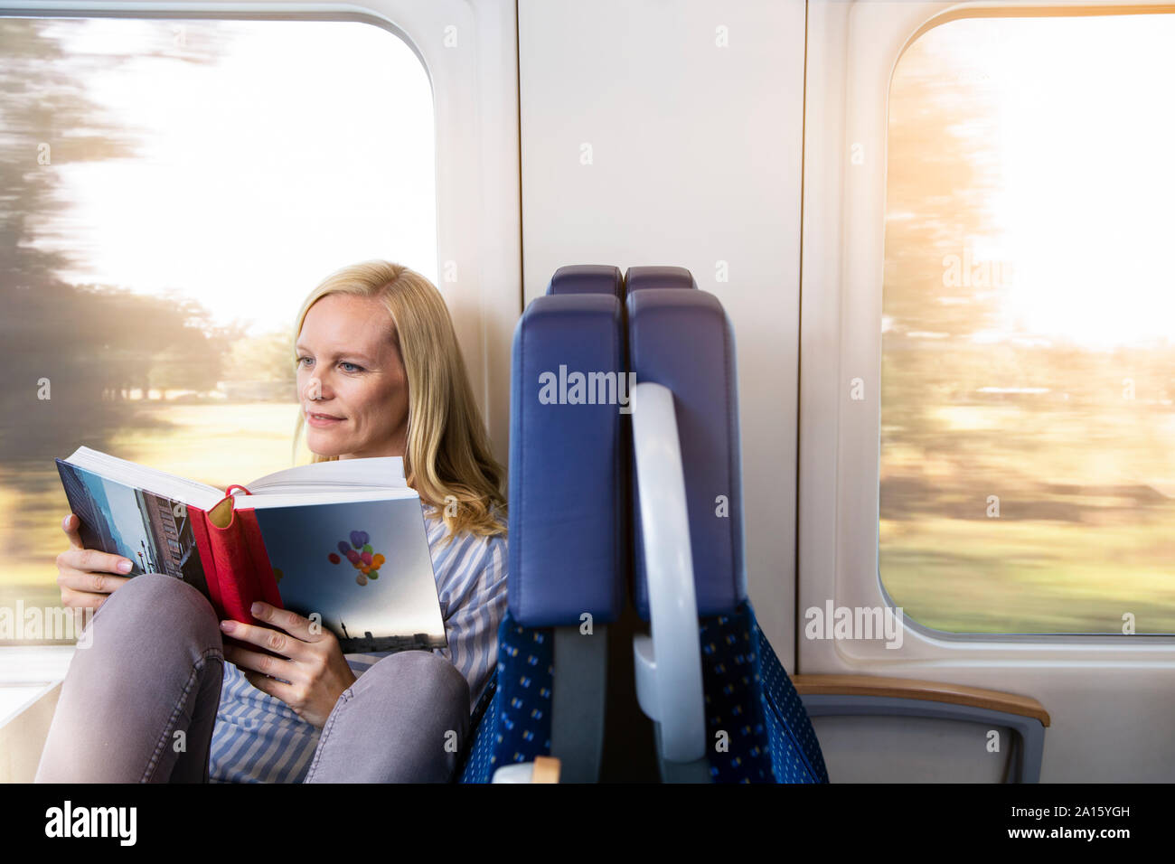 Femme assise dans un train Banque de photographies et d’images à haute résolution - Alamy