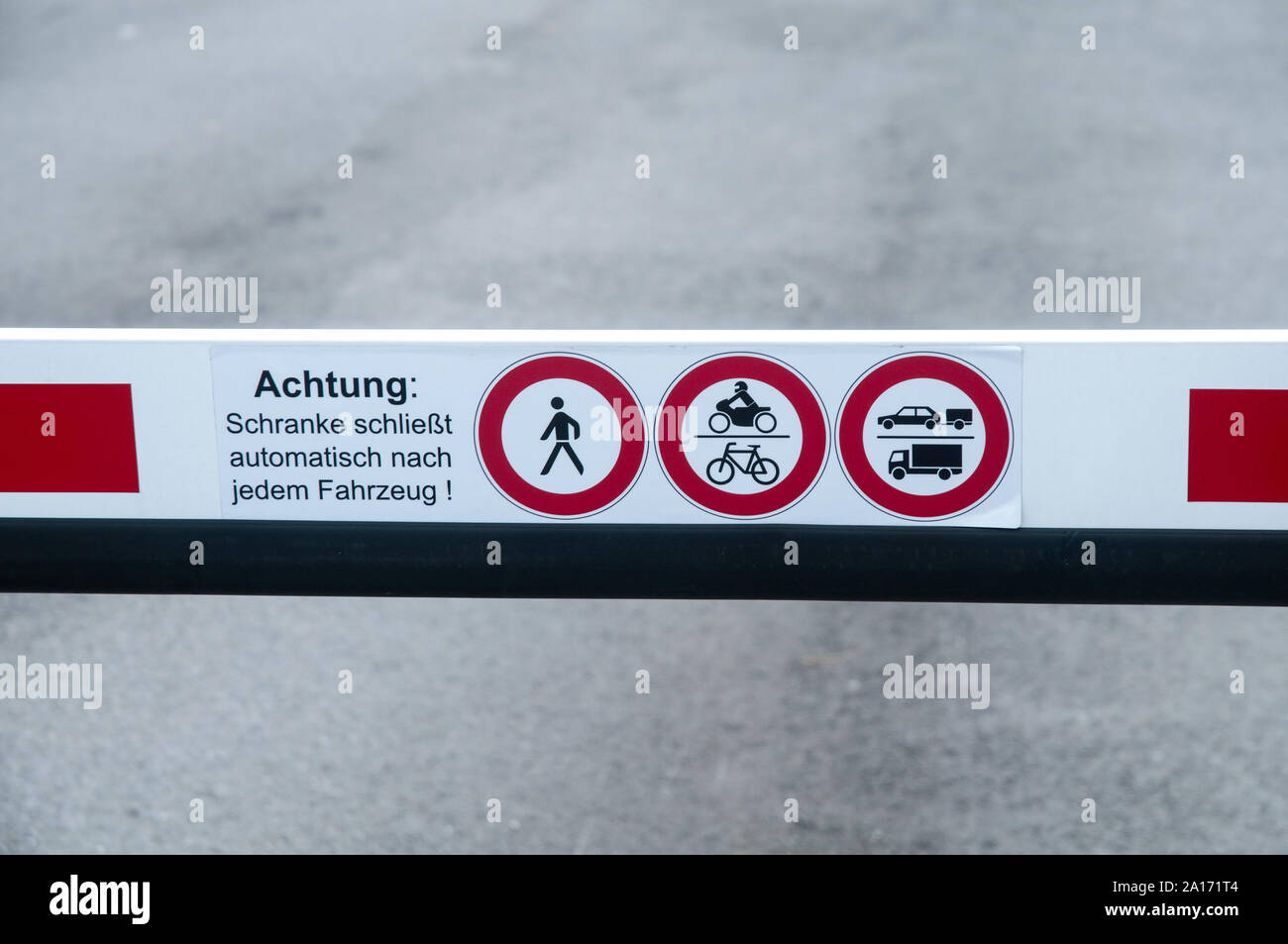 Barrière fermée au stationnement de voiture avec un groupe d ...