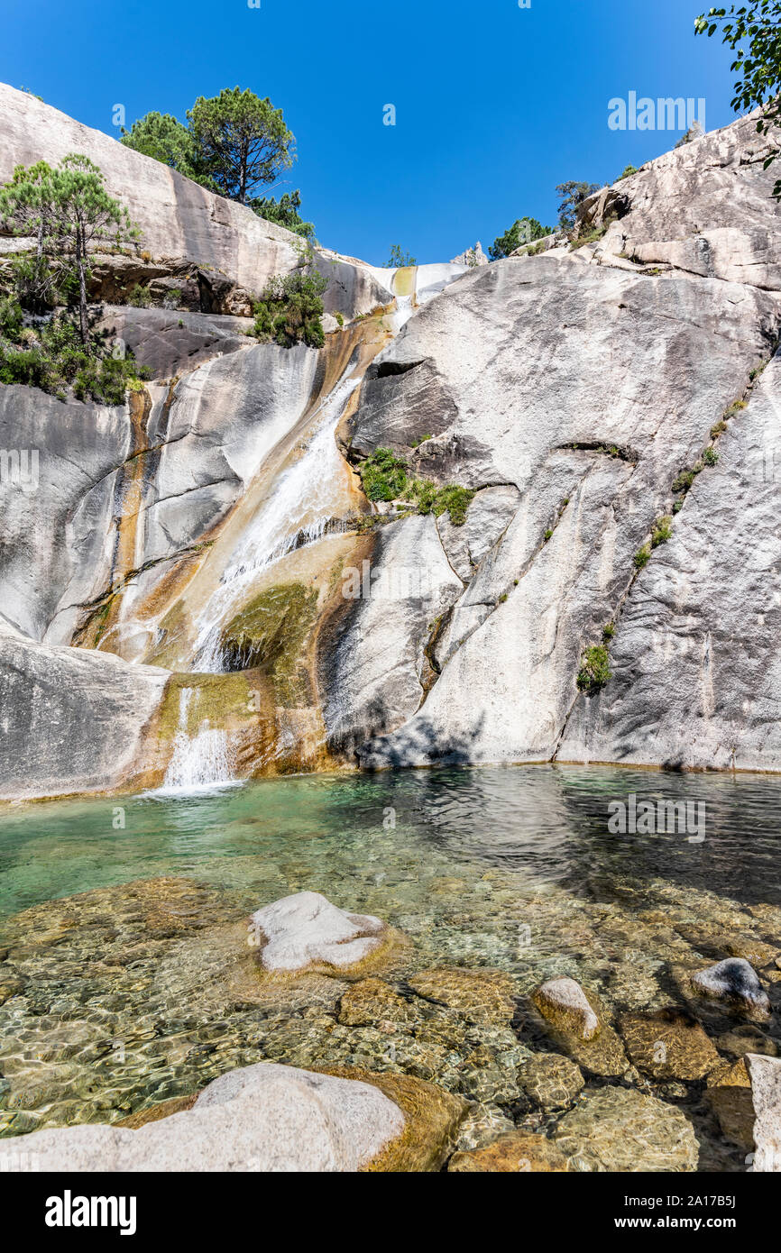 Cascade et piscine naturelle dans le célèbre Canyon Purcaraccia à ...