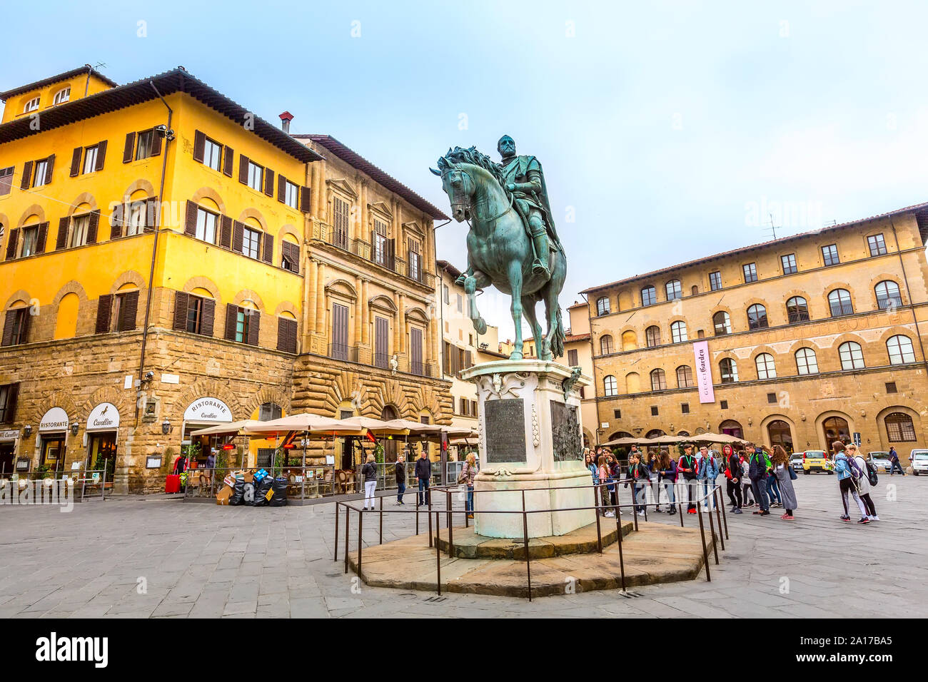 Assis sur une statue de cheval Banque de photographies et d’images à ...