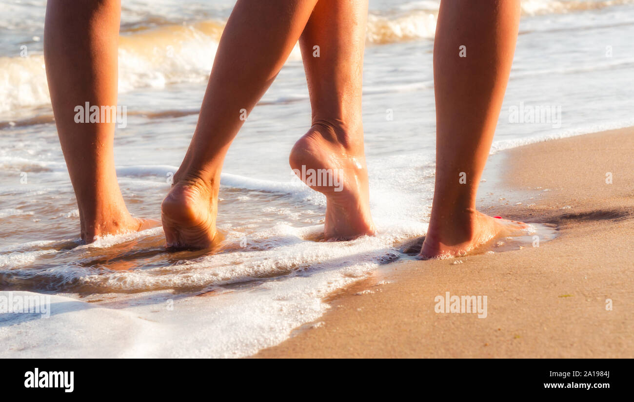 Les Pieds Dans Les Vagues Sur La Plage Banque d'image et photos - Page ...