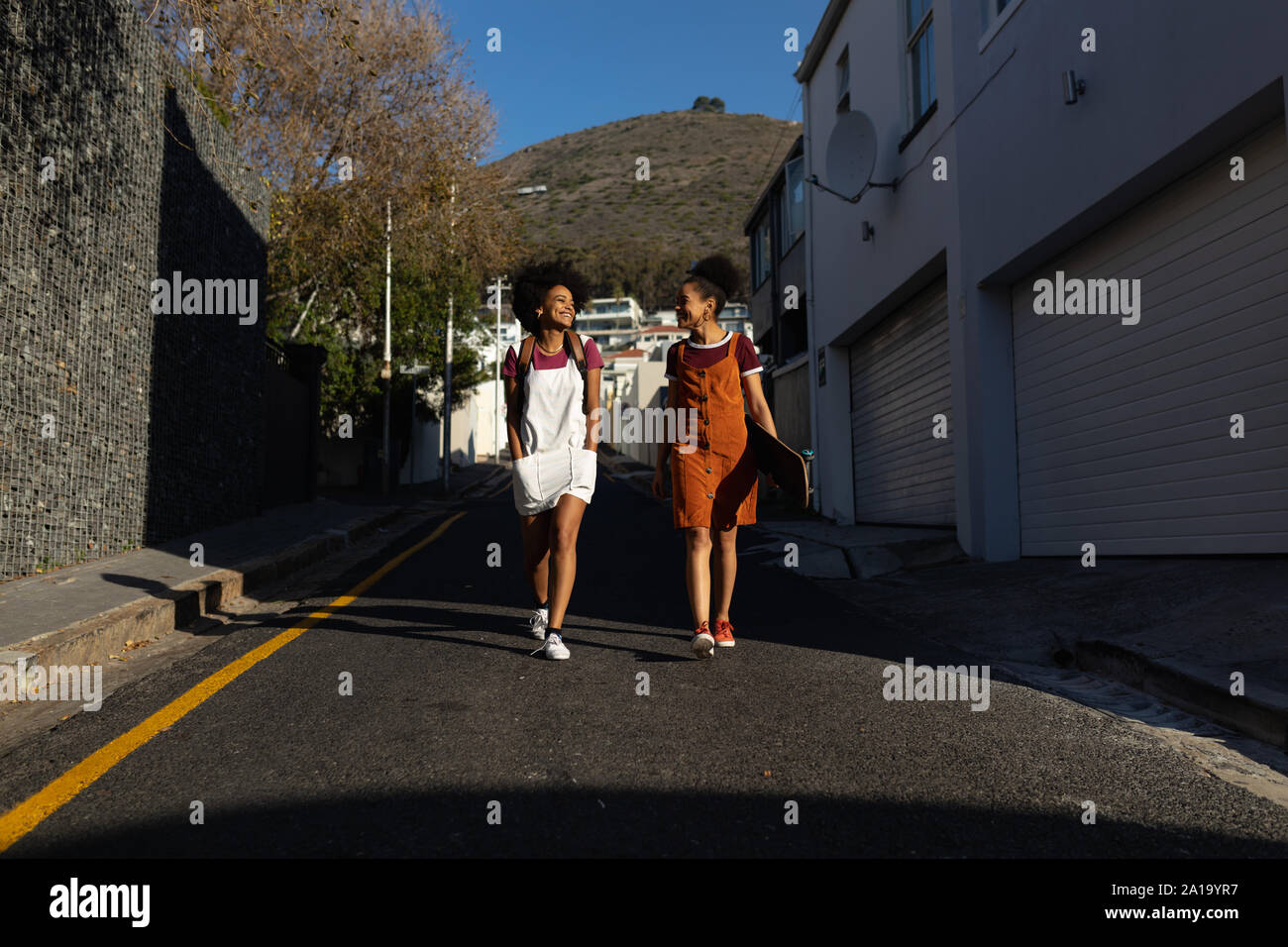 Deux femmes qui marchent Banque de photographies et d’images à haute ...