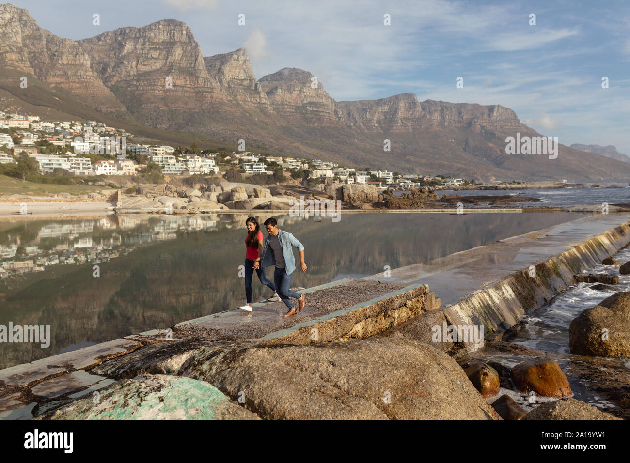 Jeune couple marchant du lac Banque de photographies et d’images à ...