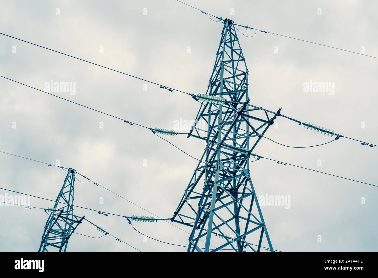 Lignes électriques à haute tension. Tour de transmission électrique haute tension. Sous-station ...
