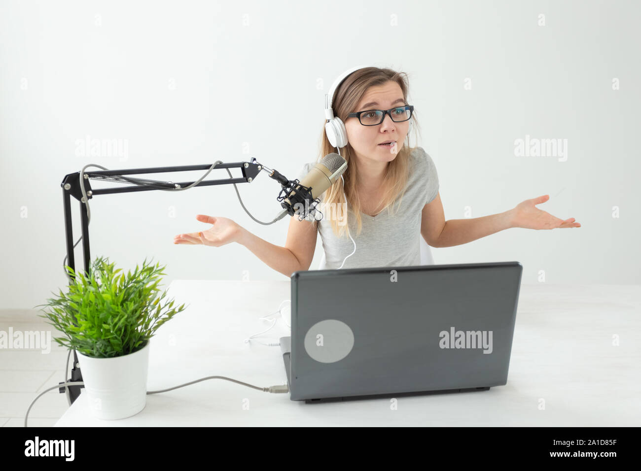 Animateur de radio, et de banderoles concept blogger - Femme ...