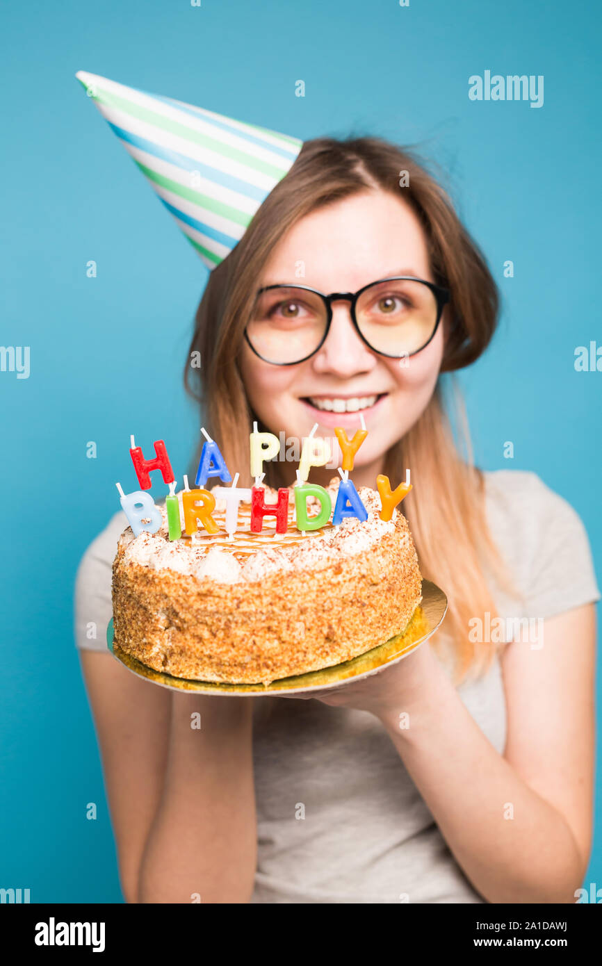 Joyeux charme fou jeune étudiante en papier félicitations hat holding ...