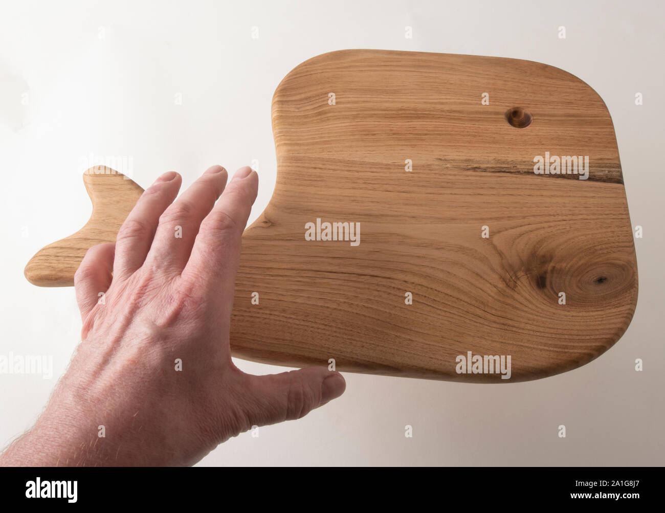 La main d'un homme atteint d'une planche de charcuterie artisanal en ...