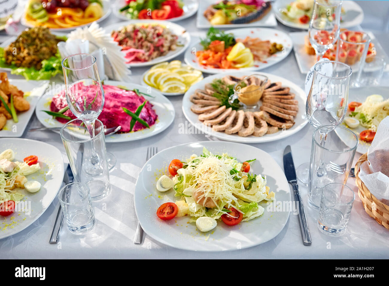 Table de banquet Restauration magnifiquement décorée avec des ...