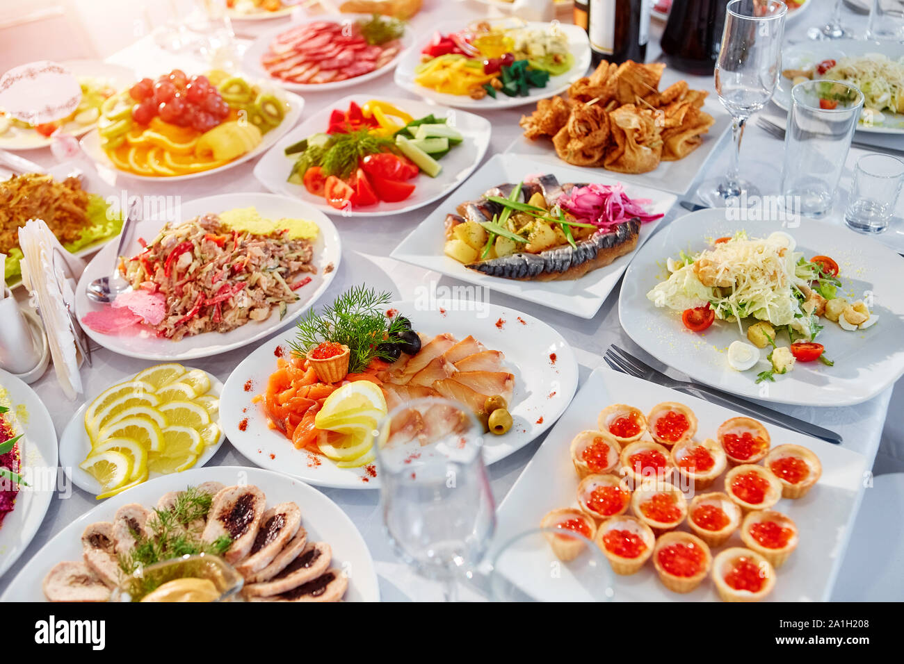 Table de banquet Restauration magnifiquement décorée avec des ...