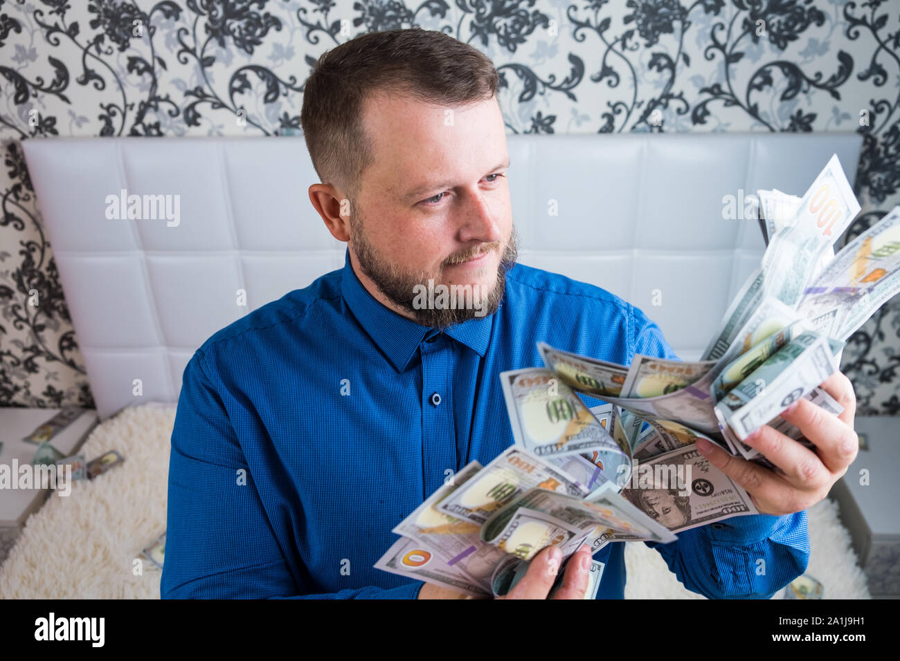 L'homme tient dans les mains une grande quantité d'argent. Un homme ...