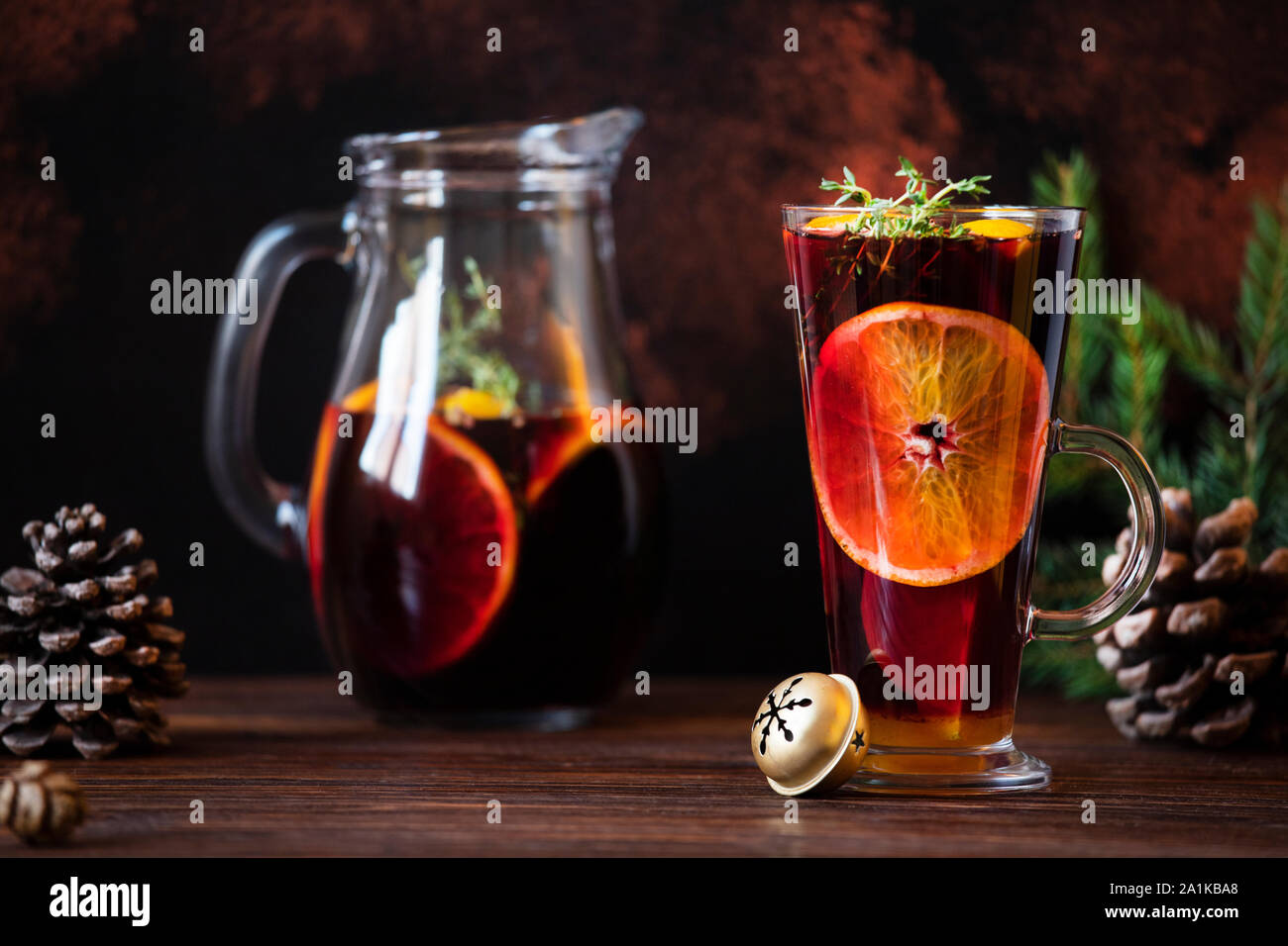 Vin chaud une boisson chaude faite de vin rouge, d'agrumes et d'épices ...