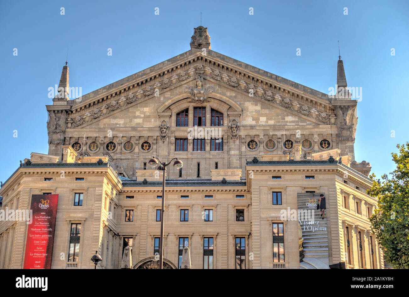 Statue outside opera paris france Banque de photographies et d’images à ...