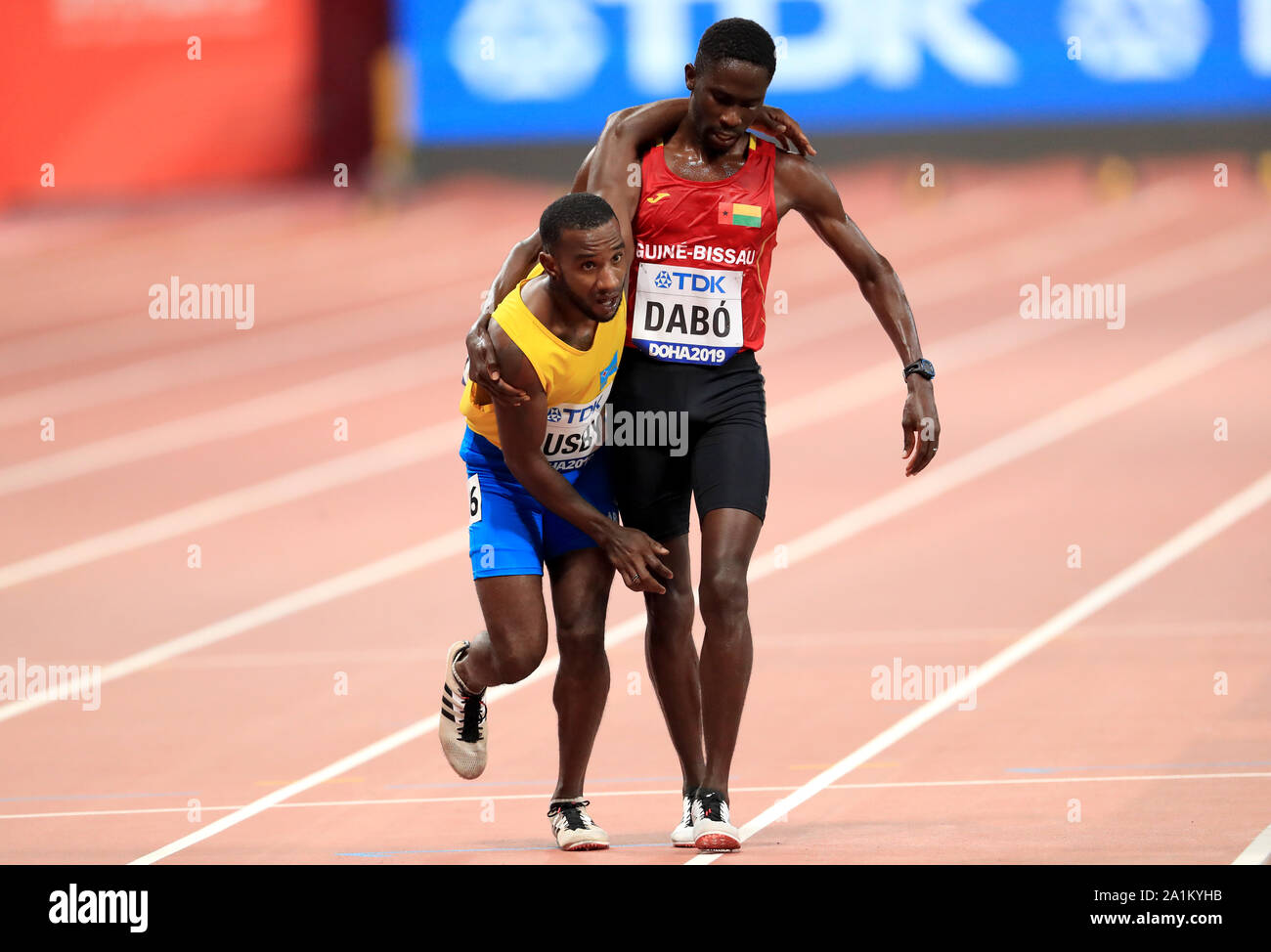 La Guinée-Bissau Braima Suncar Dabo porte Aruba's Jonathan Busby sur la ...