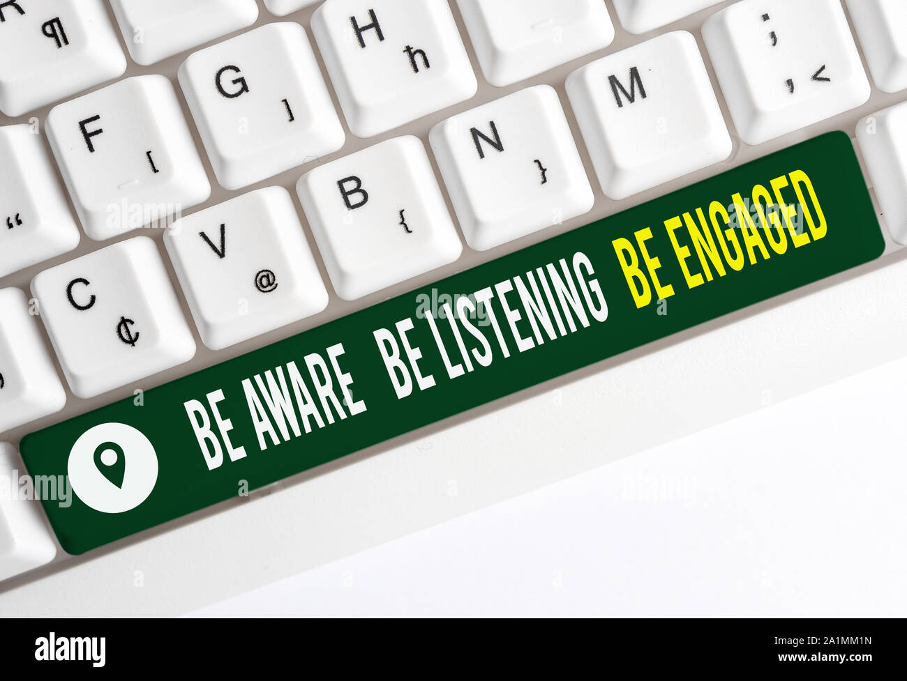 Signe texte montrant Être conscient d'être à l'écoute être engagé ...