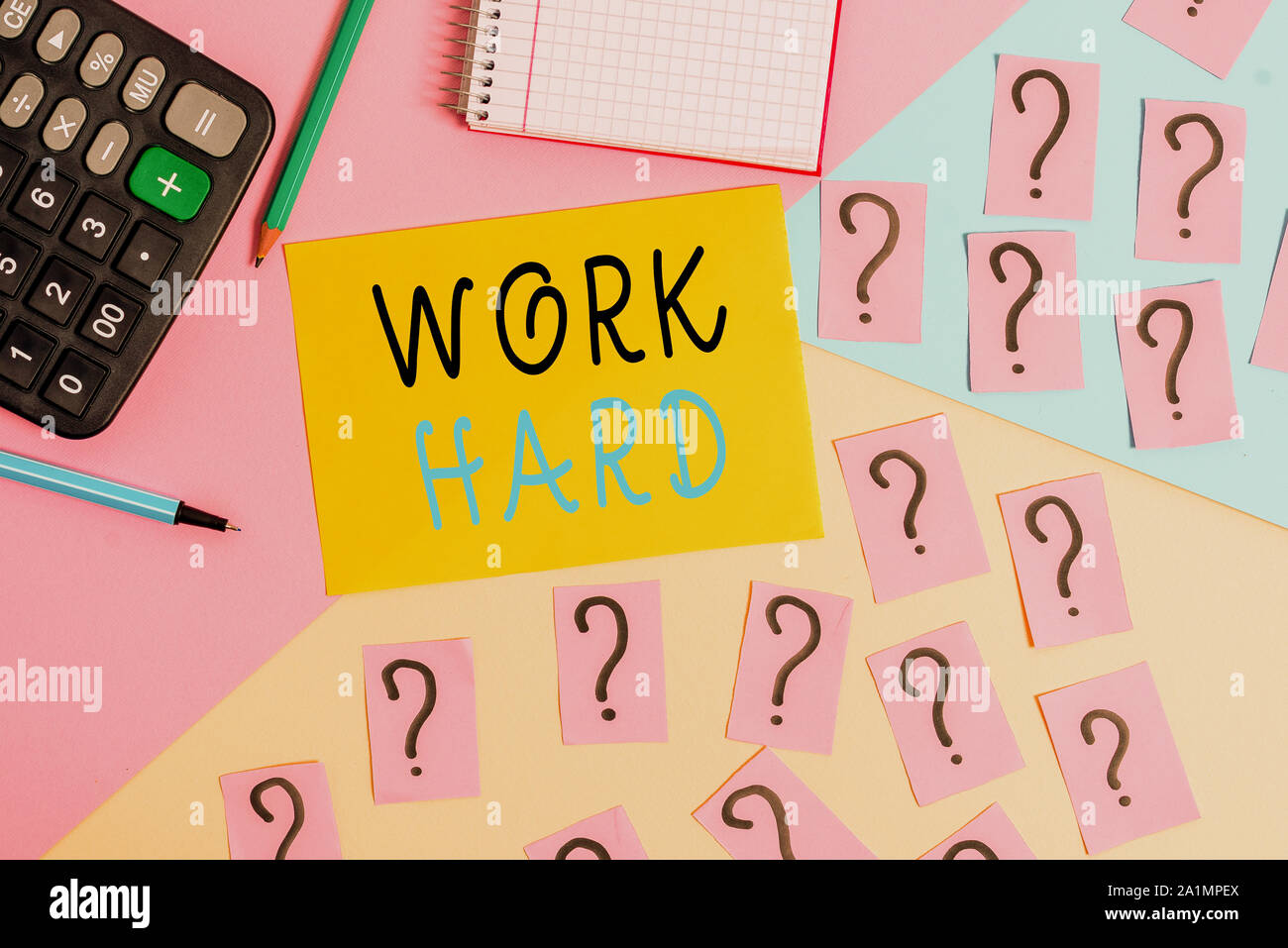 La main conceptuel montrant travailler dur. Sens Concept qui met l ...