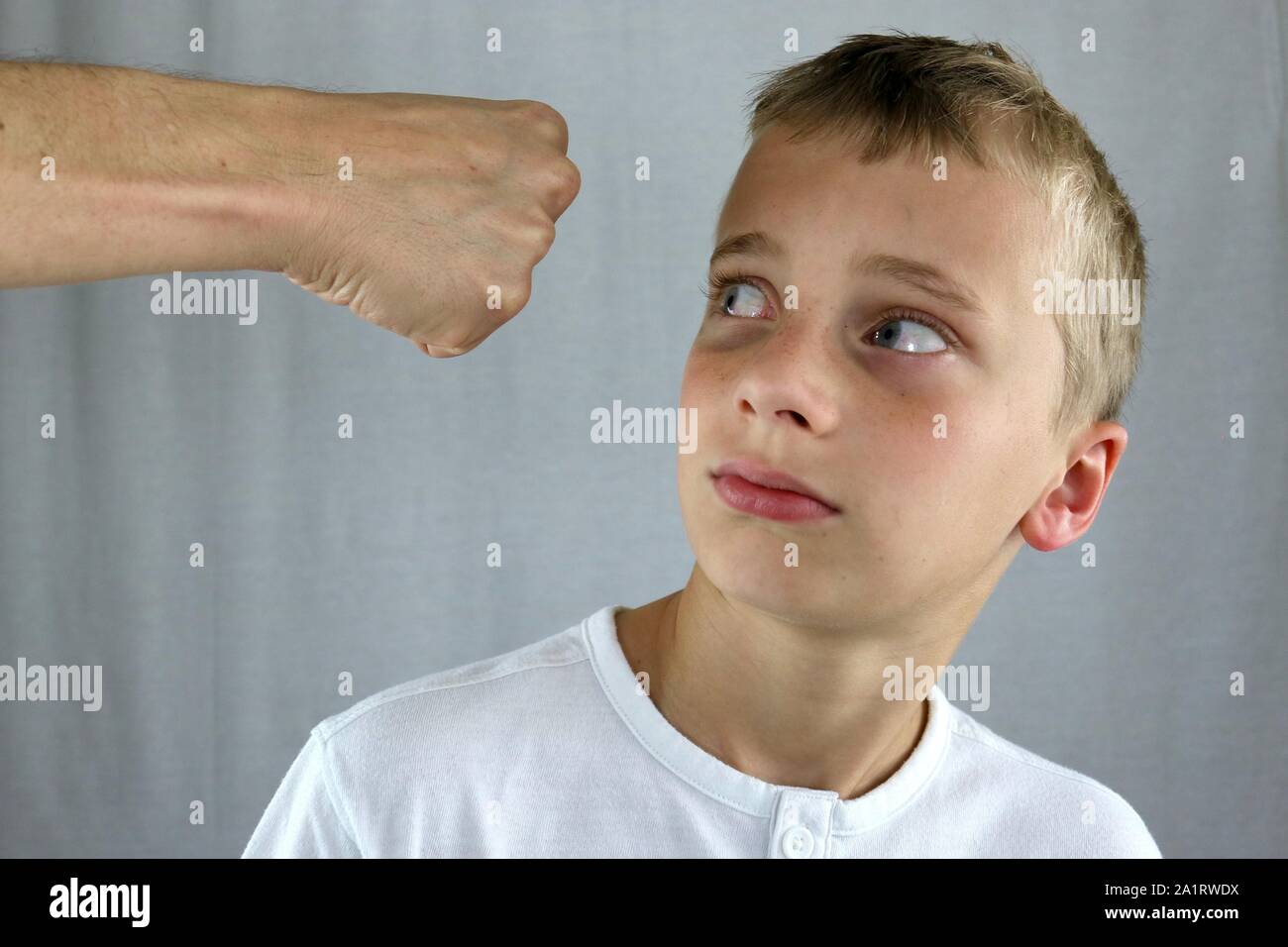 Fessée garçon Banque de photographies et d’images à haute résolution ...