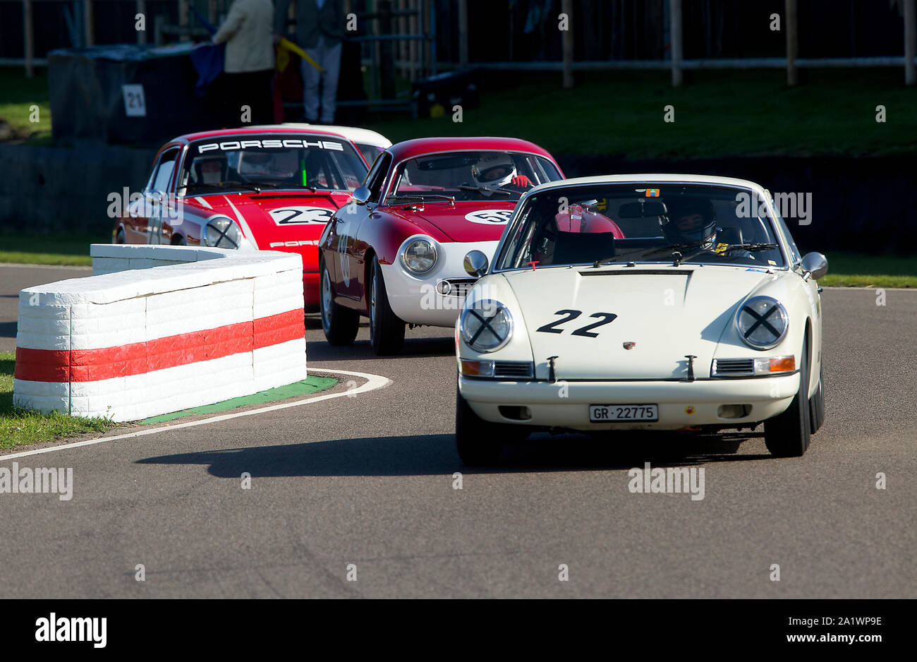 1965 Porsche 911 conduit par Karsten Le Blanc suivi par 1961 Alfa Romeo ...